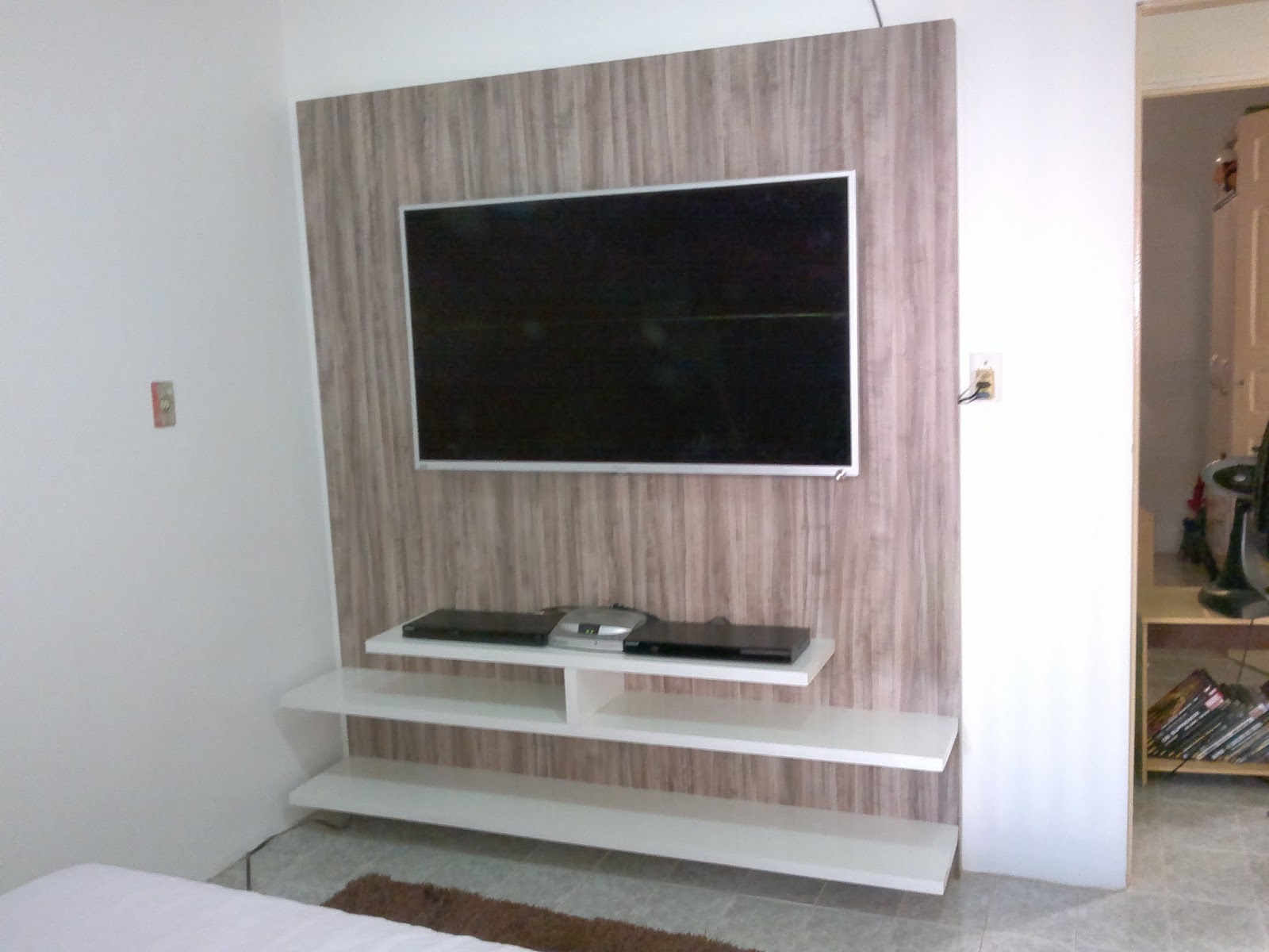 Rafael Pro-Móveis: lindo painel para TV simples e moderno